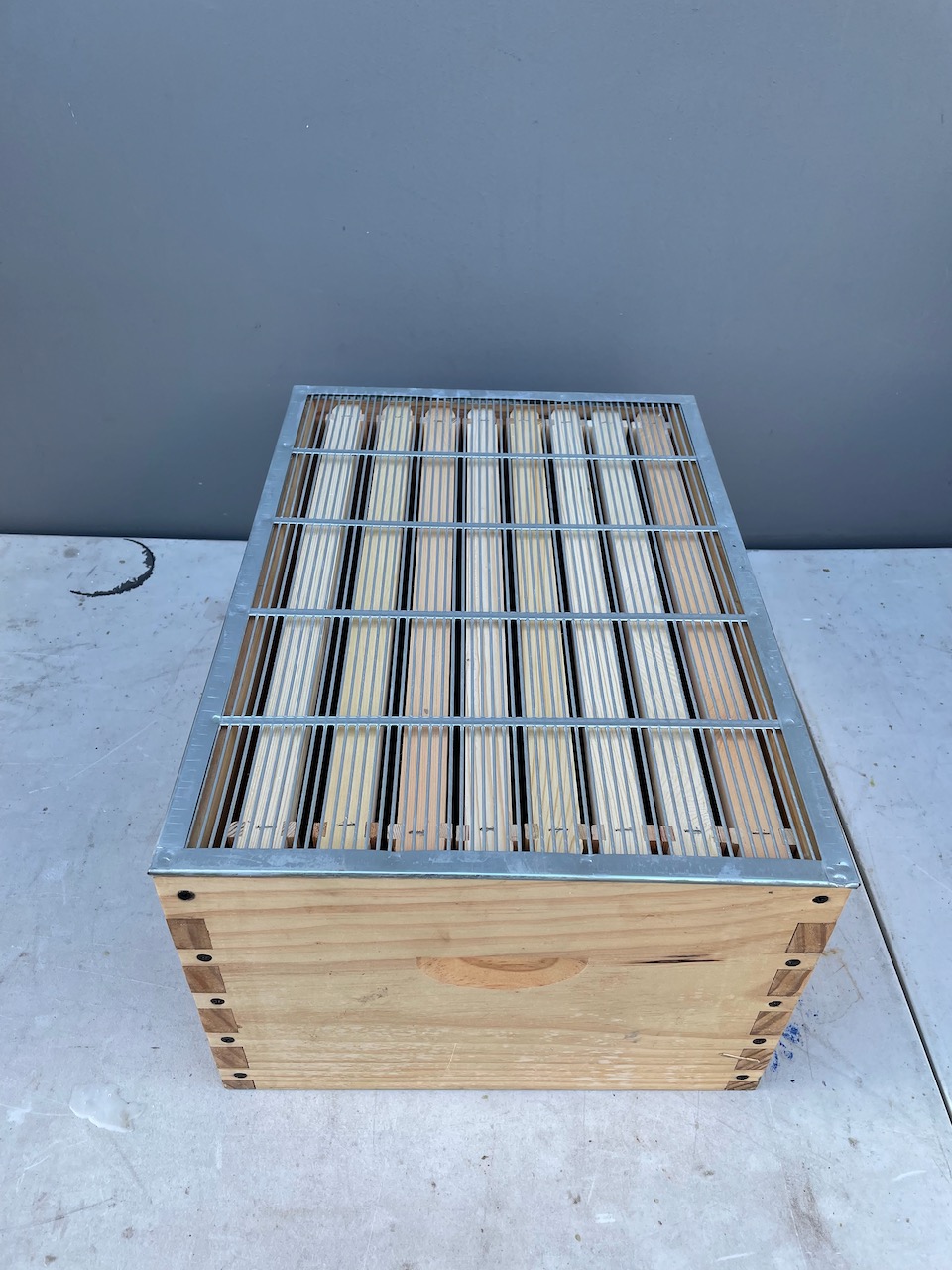 Queen Excluder - Metal 10F